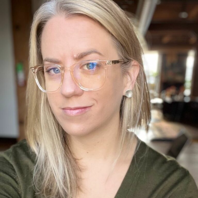 Therapist in Chicago, Illinois, Anne Radakovich, LPC