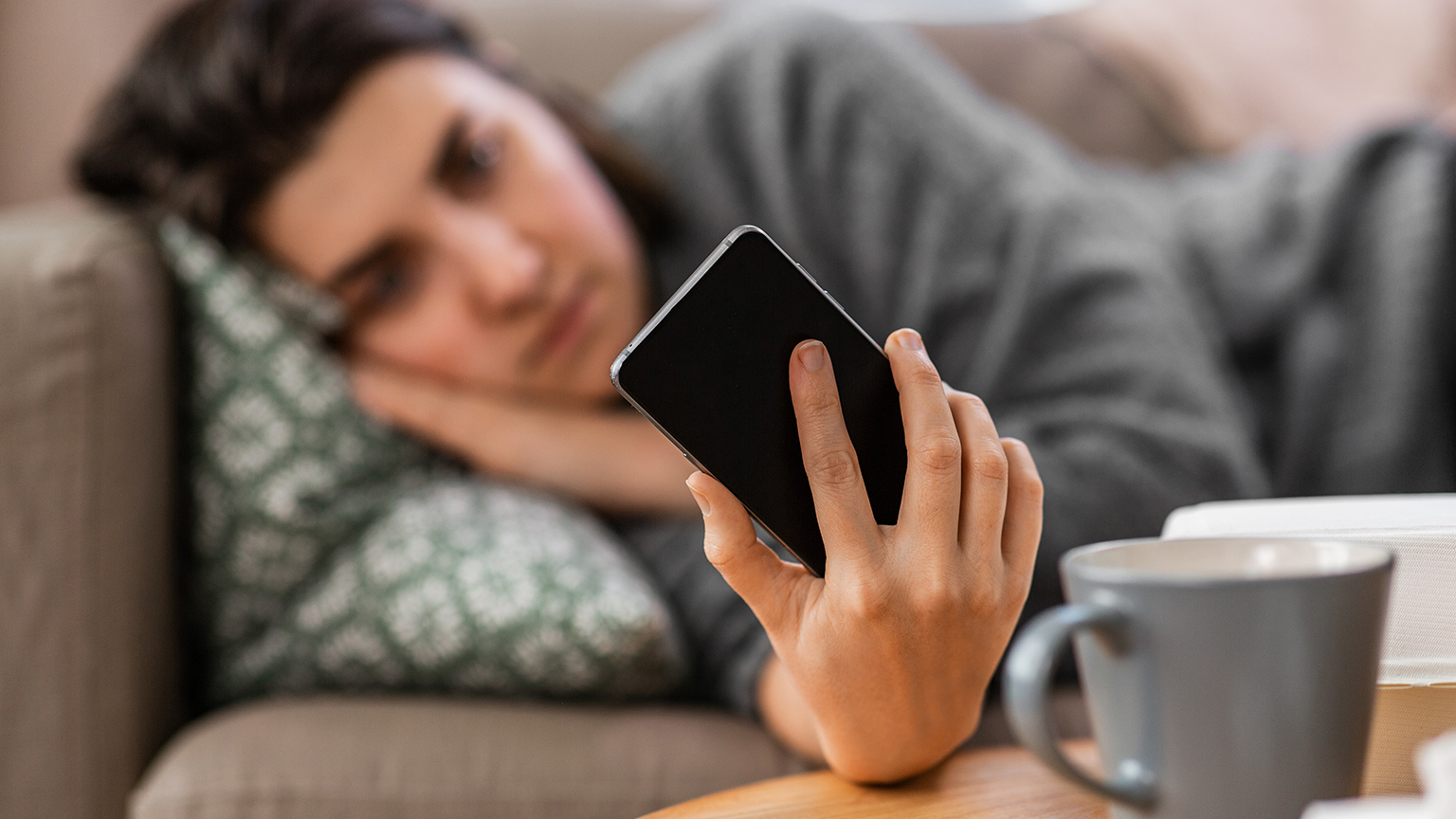 How to Stop Doomscrolling: Meaning, Signs, and Tips That Help ...